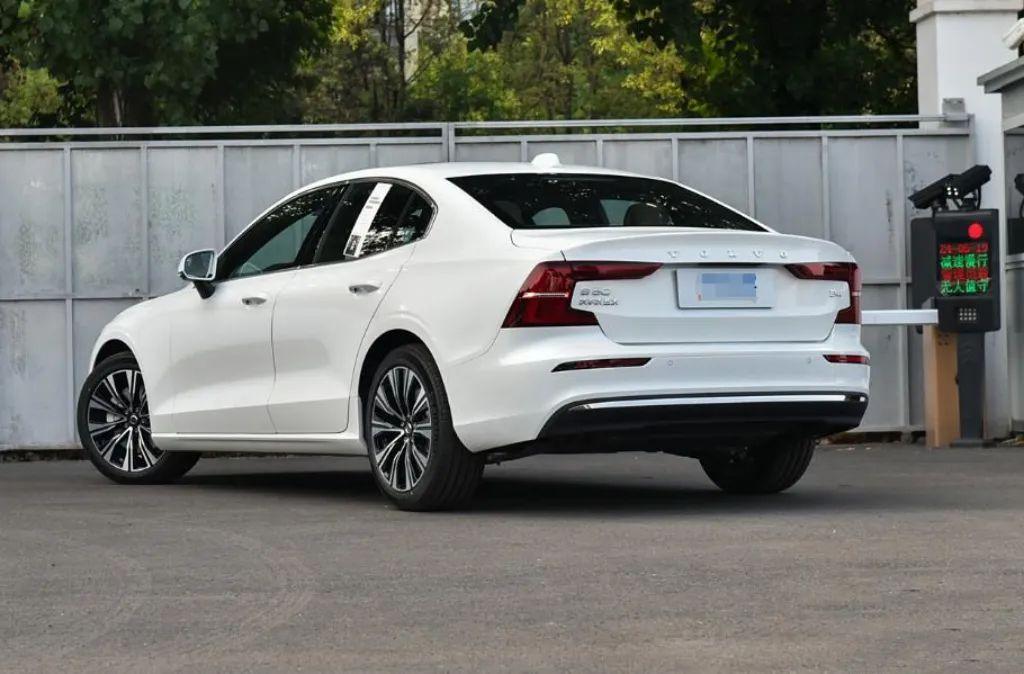 27万一路跌至18万！沦为豪车“价格屠夫”，比奥迪A4L还漂亮，2.0T+8AT爆250马力，却无人欣赏 - 知乎