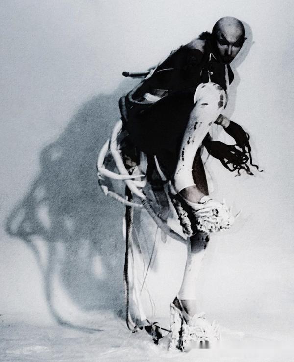 俄罗斯艺术家Gena Marvin，以伤痛创作挑衅性梦魇般的作品。 - 知乎