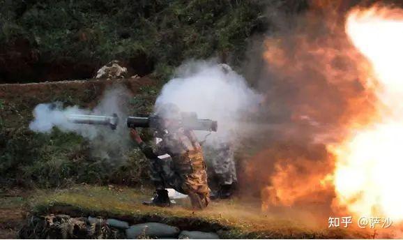 取代喷火器的解放军单兵93毫米云爆火箭筒：一发烧掉一屋的PF97式 - 知乎