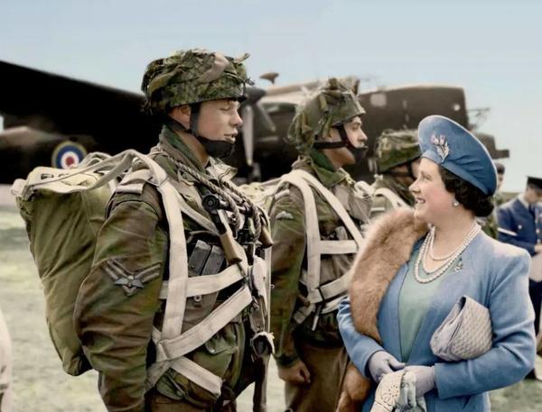 老照片：德军搂着苏联的赤脚女郎 - 知乎