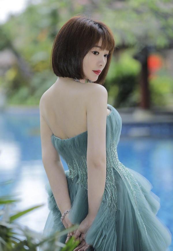 宅男女神柳岩最新写真，抹胸真丝光面修身裙，木耳边领口更显曲线 知乎