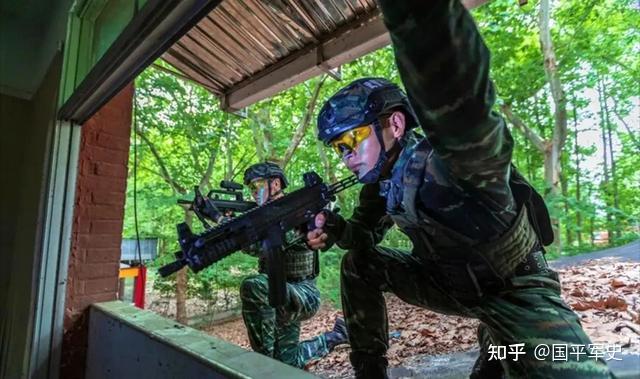 CS/LR-7型冲锋枪，是把70周年阅兵枪械，现装备的单位越来越多 - 知乎