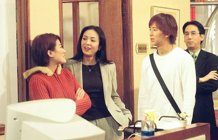 千禧年港剧《男亲女爱》之时髦精Miss Mo毛小慧服装造型， DoDo姐郑裕玲主演 - 知乎