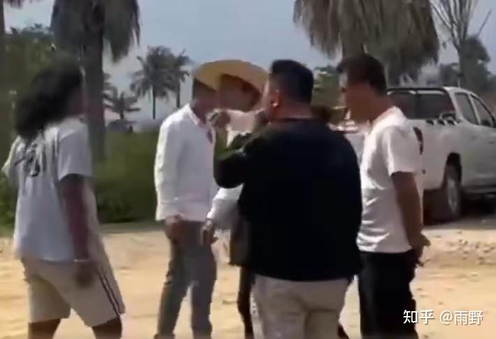 某游客在海南万宁市东澳镇，神州半岛灯塔附近冲浪时，突然被一群恶人阻拦殴打 - 知乎