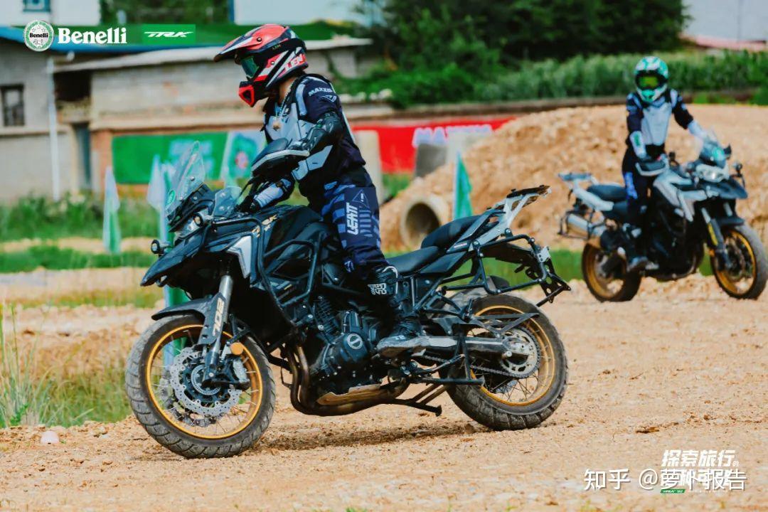 降级打击！贝纳利TRK702战力分析 - 知乎