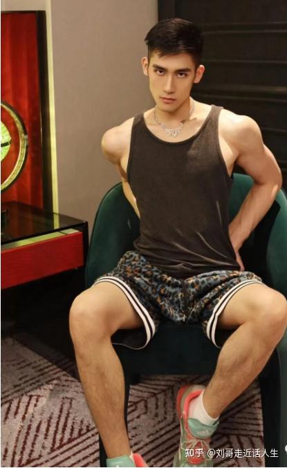 浓颜YYDS! 黑皮白袜肌肉体育生vs混血感邻家小哥哥 - 知乎