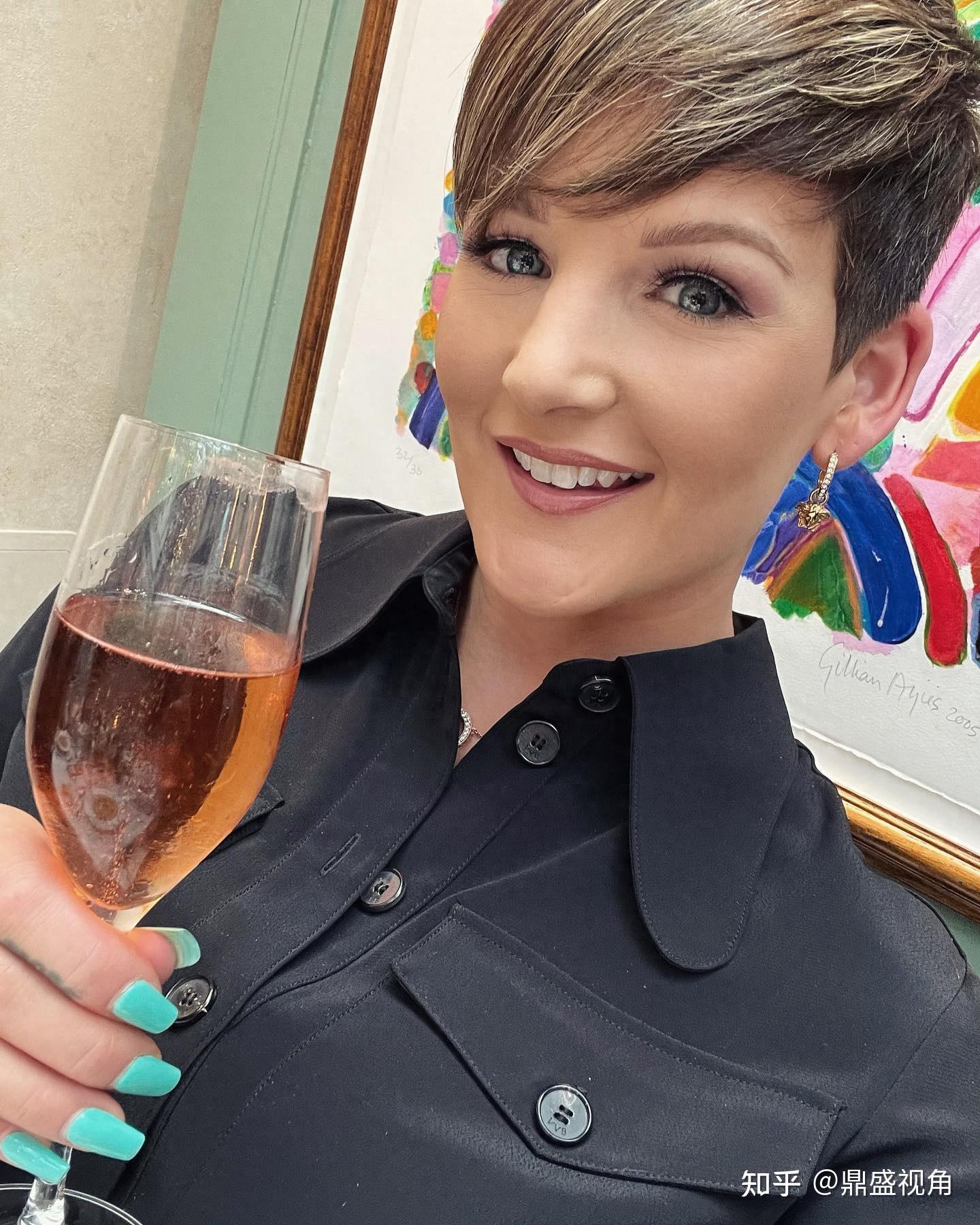 汉娜·布鲁克斯(Hannah Brooks)令人惊叹的下巴和迷人的外表 - 知乎