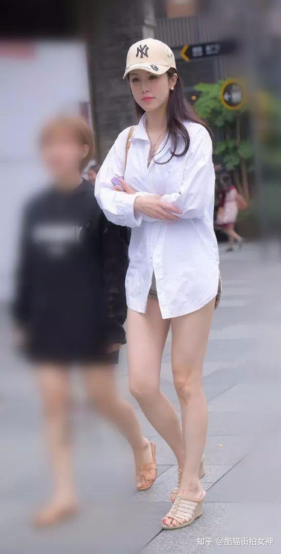街拍女神：白衬衫下衣失踪风格的甜美女生 - 知乎