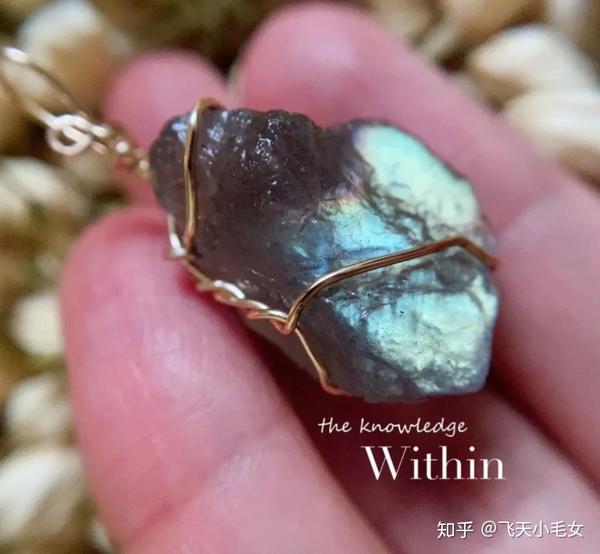 拉长石Labradorite：“经历灵魂暗夜时，换个角度，就能重新看见爱与光” | 水晶矿石与瑜伽 - 知乎