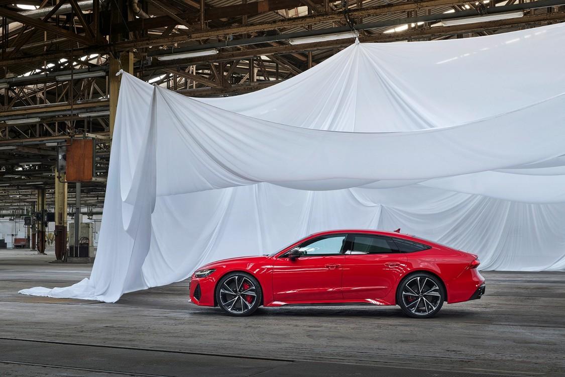 详解全新奥迪 RS 7 Sportback：狂飙为我从天落 - 知乎