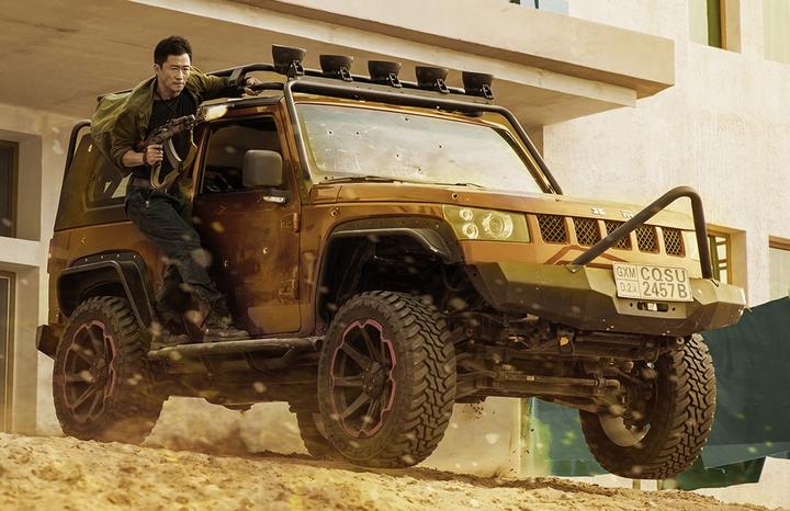 《战狼2》中吴京去医院开的车是BJ40还是BJ60？ - 知乎