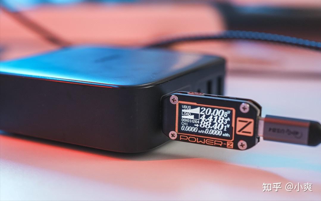 和桌面杂乱说拜拜！六口同时充+双口百W快充，绿联200W氮化镓充电器分享~ - 知乎