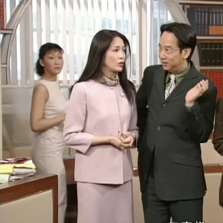 千禧年港剧《男亲女爱》之时髦精Miss Mo毛小慧服装造型， DoDo姐郑裕玲主演 - 知乎