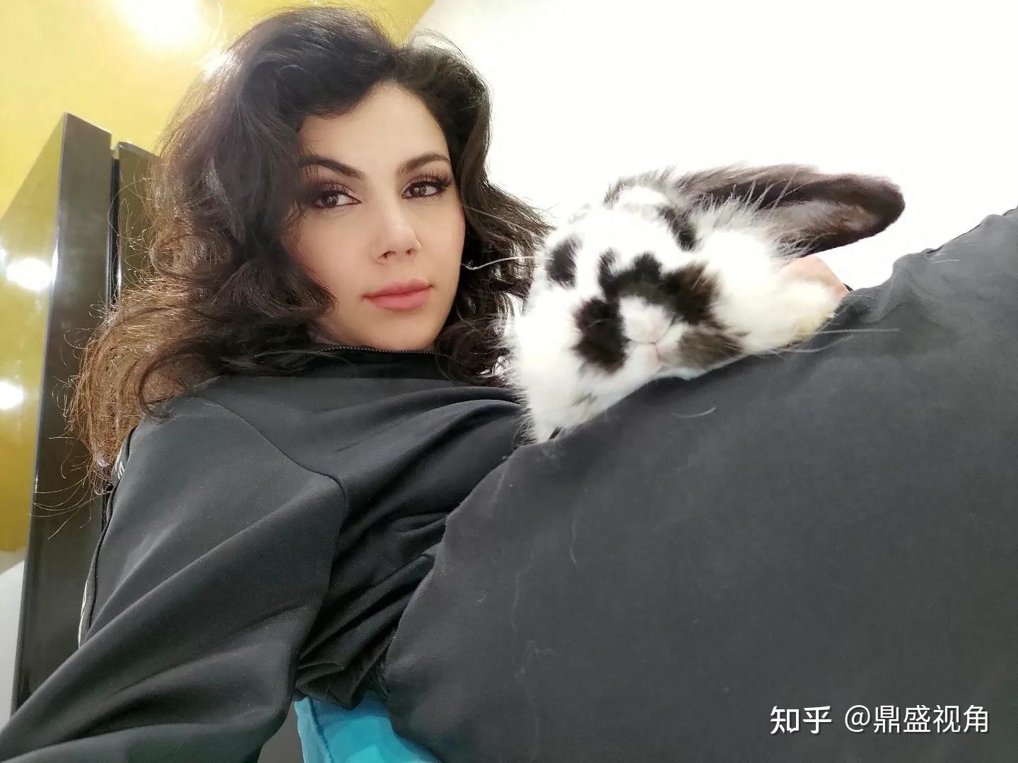 双馨，瓦伦蒂娜·纳皮 Valentina Nappi令人惊叹的身材和自然之美 知乎