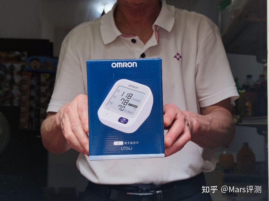 给父母简单实用的关心，欧姆龙电子血压计！