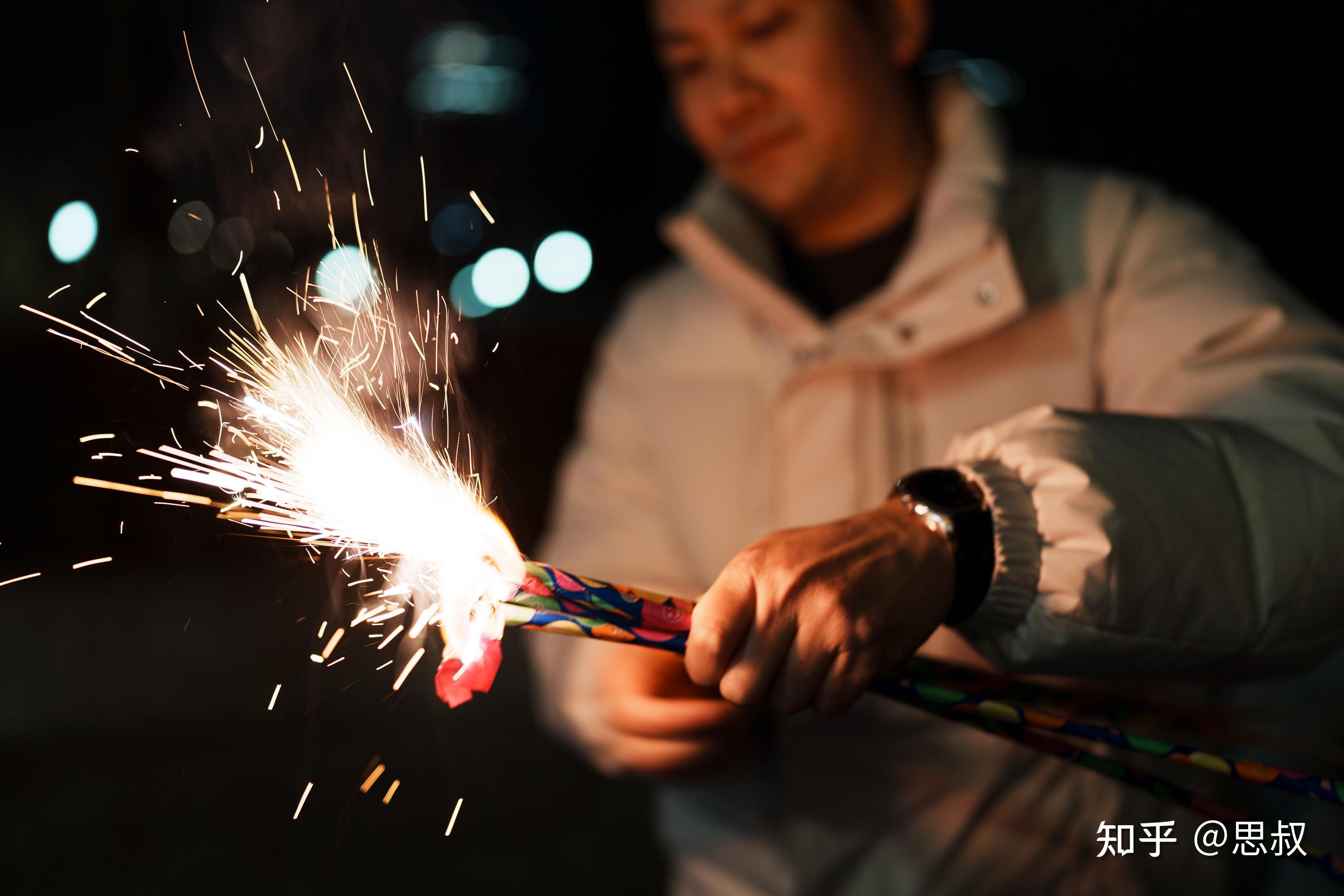 索尼24105搭配一只什么万金油定焦？