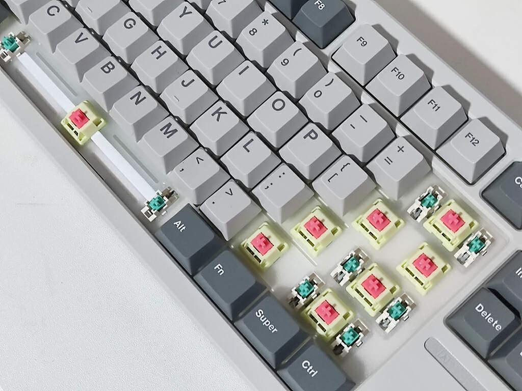 这把“胶坨坨”居然采用Leaf-Spring +Gasket双结构！ilovbee大黄蜂B87三模机械键盘体验