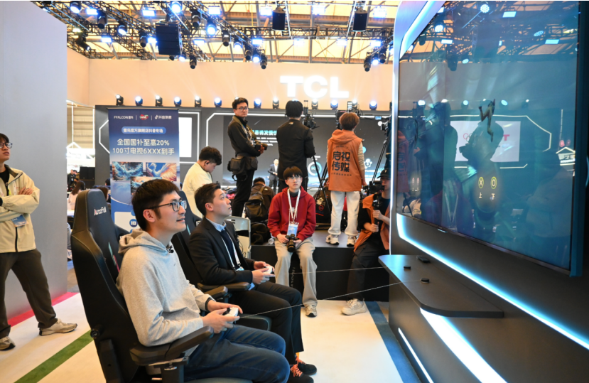 雷鸟重磅新品闪耀AWE2025，许昕空降体验雷鸟32U8显示器 - 知乎