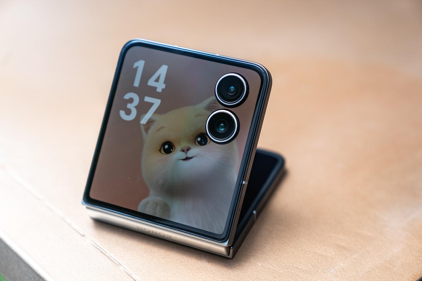 荣耀Magic V Flip2体验：外屏、自拍、续航是亮点，短板没了？ - 知乎