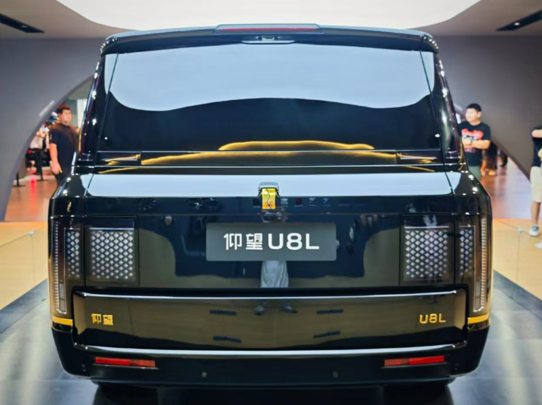 仰望U8L全新车色首发，典雅车身+24K真金车标，尊贵感给足 - 知乎