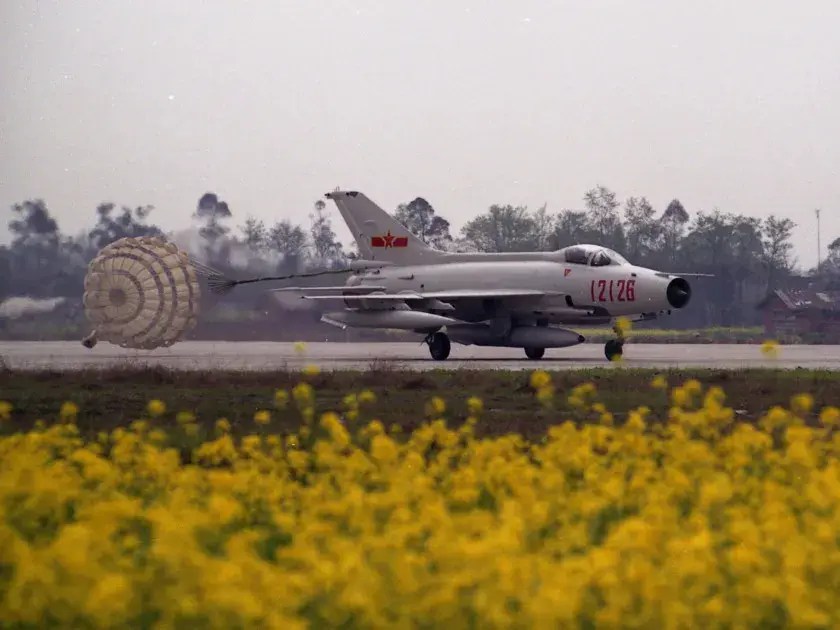 “魔改”歼7E首飞三十年，你不曾知道的前世今生 - 知乎