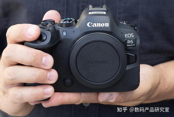 新手入门第一台相机，在索尼A7M4、尼康z5二代、和佳能r62中应该怎么选择？