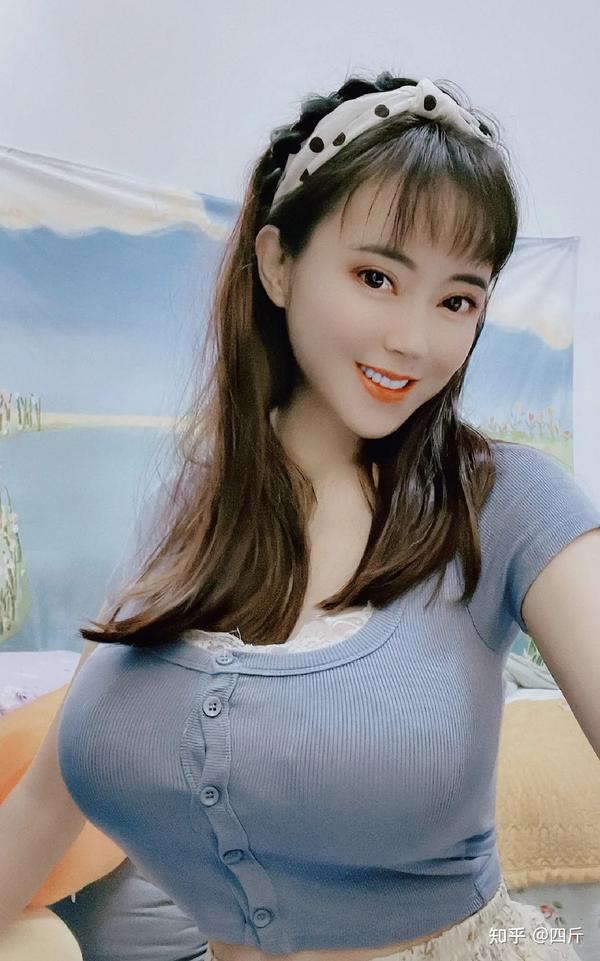 演员潘春春中秋祝福惹争议，胸部图案表情奇怪，夸张身材令人瞩目 - 知乎