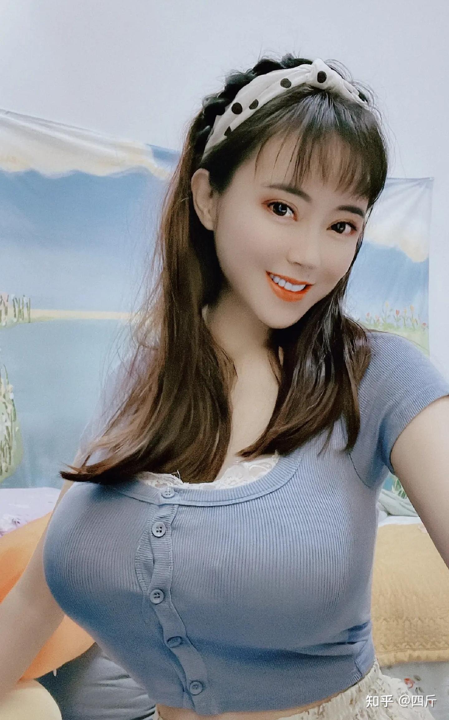 演员潘春春中秋祝福惹争议，胸部图案表情奇怪，夸张身材令人瞩目 - 知乎