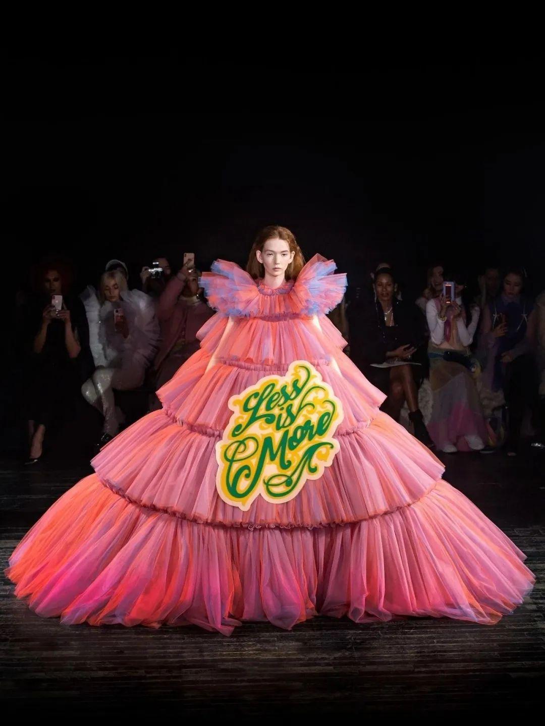 「正着穿、倒着穿都不奇怪！」Viktor & Rolf 2023春夏高定，似乎在玩一种新的时尚 - 知乎