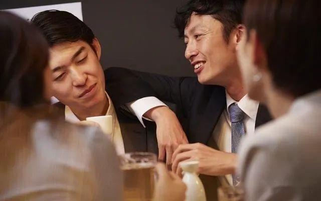 饭局上有人转圈敬酒，唯独不敬你咋办？用这3种招让小人打脸掉价 - 知乎