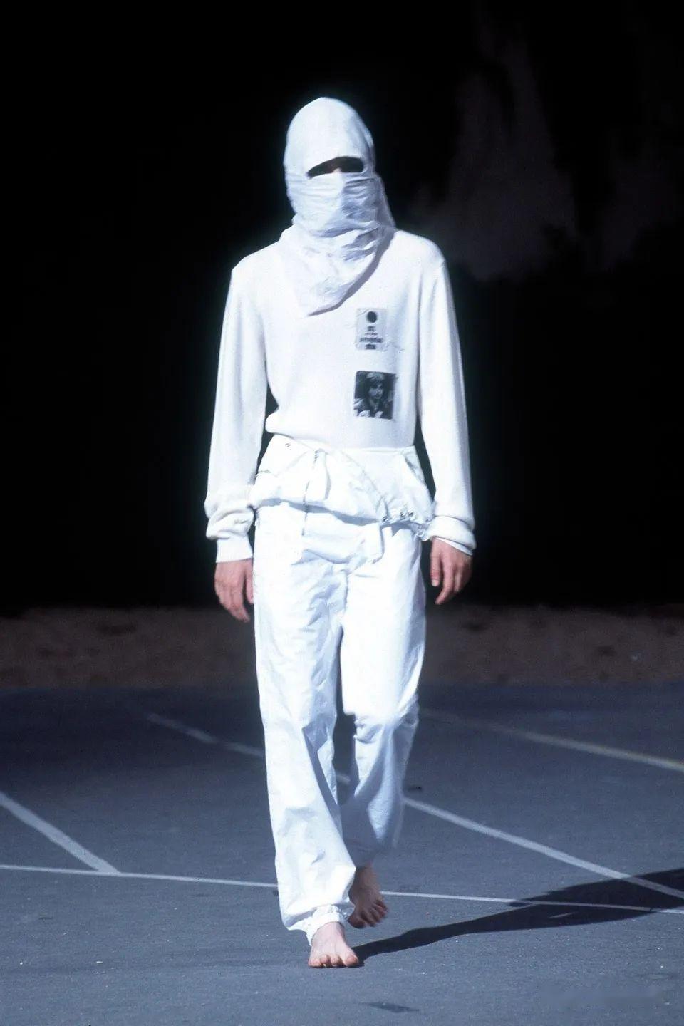 永远热泪盈眶的叛逆少年，一起回顾Raf Simons 27年设计生涯的经典时刻。 - 知乎