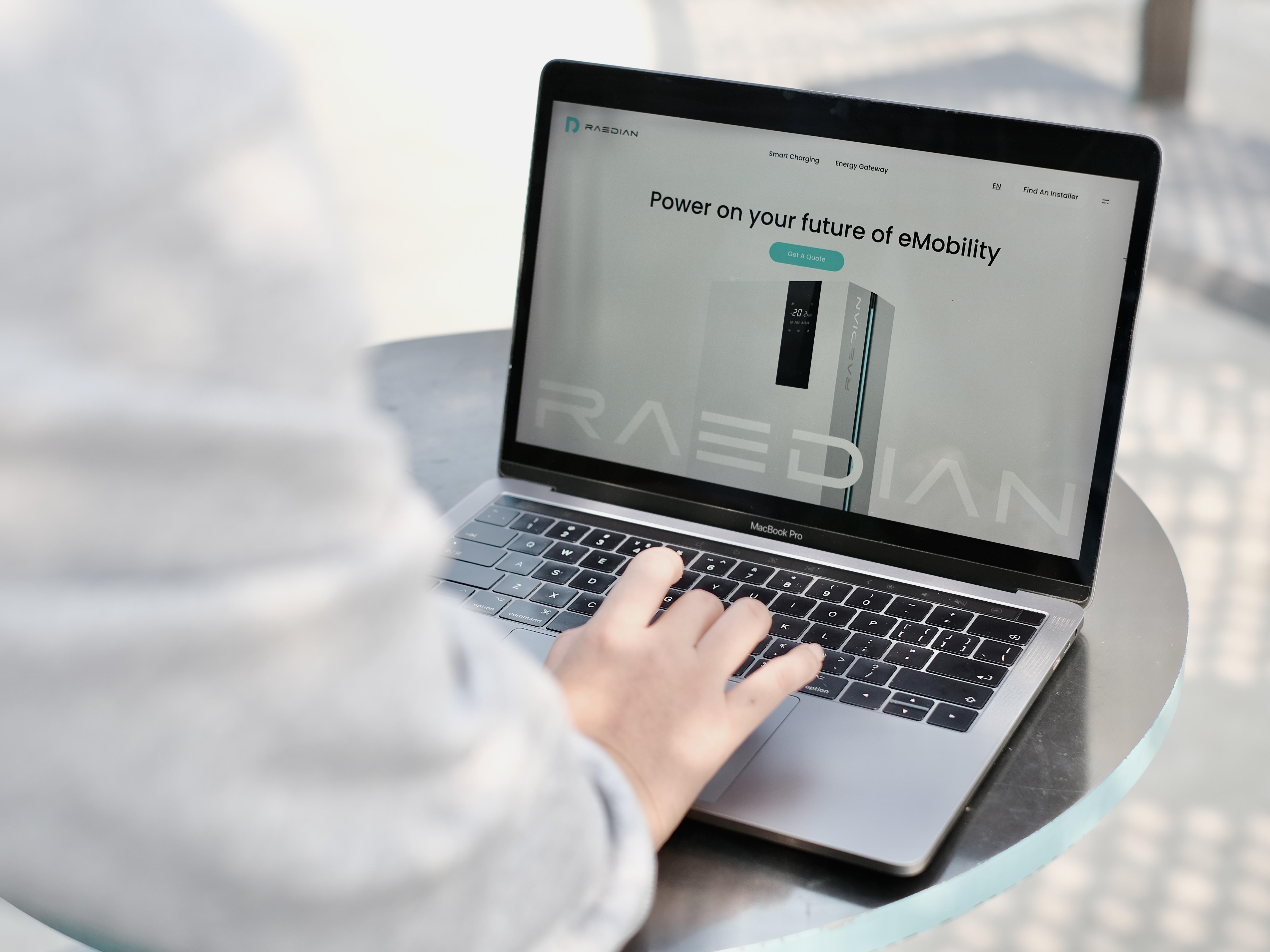 RAEDIAN 睿电新能源ꔷ重新定义新能源行业标杆网站设计标准