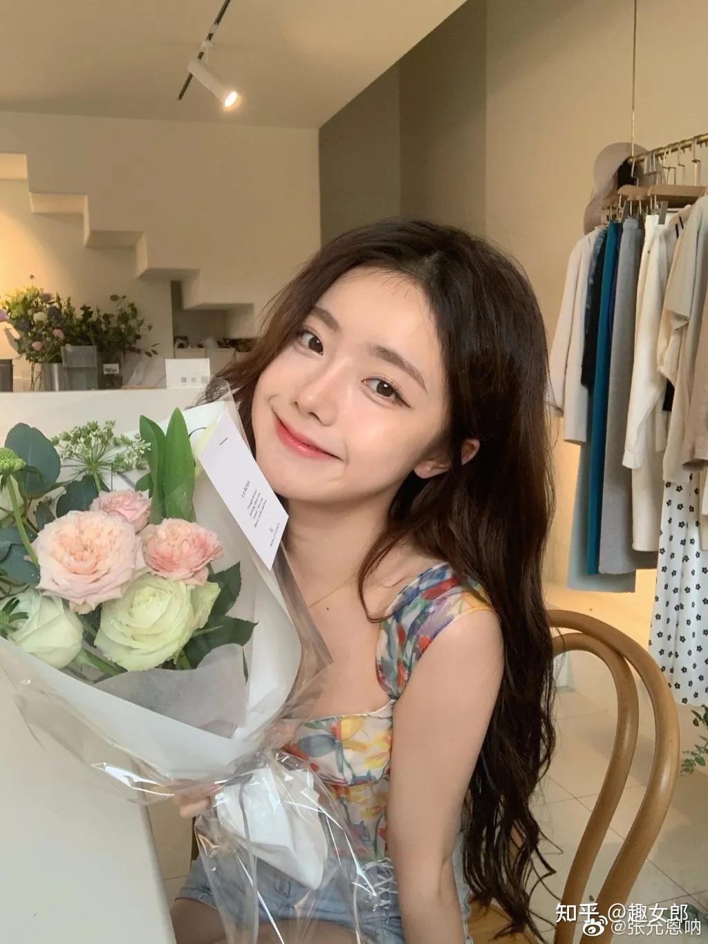 长相超萌的高人气正妹！小露酥胸就很吸睛，圆圆脸蛋好可爱 - 知乎