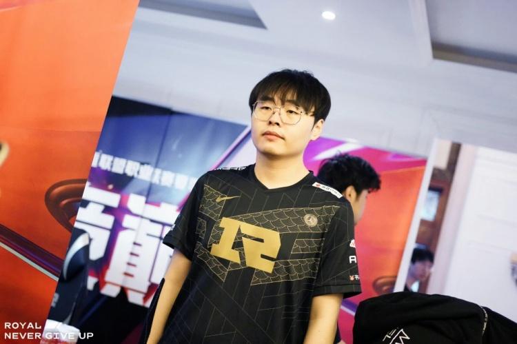 LOL：RNG被V5吊打！三路劣势全部暴露，Uzi当场说出这句话！ - 知乎