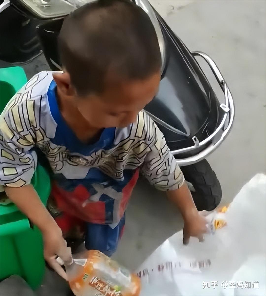 母亲卧病在床,小男孩靠捡空瓶撑起一个家,如何让孩子精神富足? 知乎