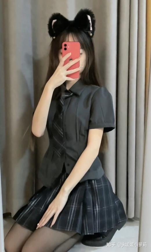 大家认为深蓝色网格jk制服,搭配黑丝还是白丝呢？ - 知乎