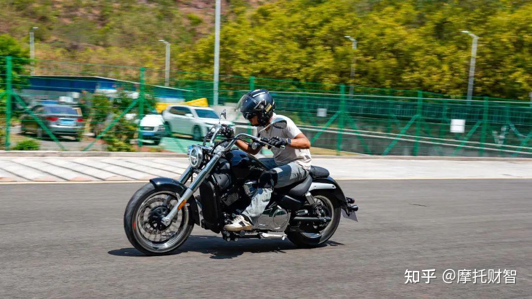 纯正美式巡航，操控却不美式—21999元力帆V400动态测评 - 知乎