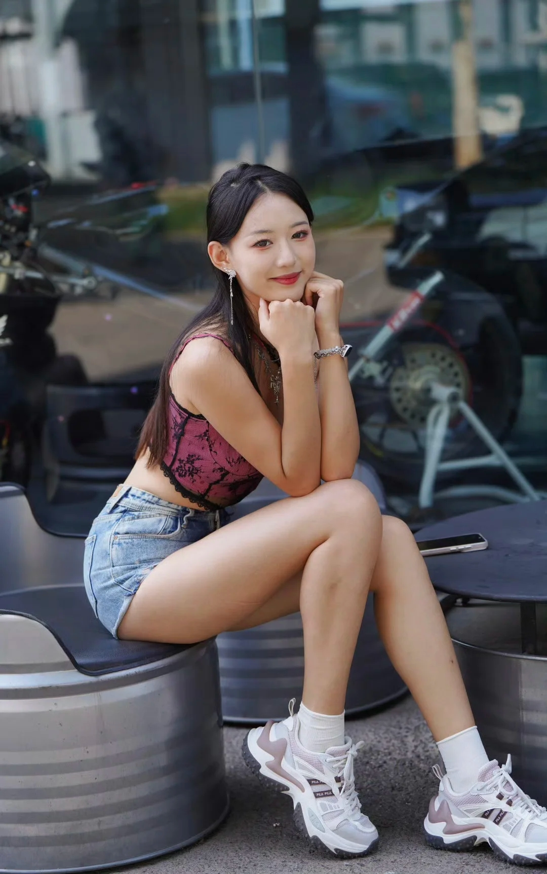 吊带牛仔裤才是yyds！9个辣妹街拍动作，性感显身材，帅爆了 - 知乎