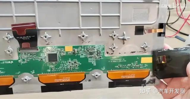 拆解小米SU7中控屏幕：芯片用料堪称“奢侈” - 知乎
