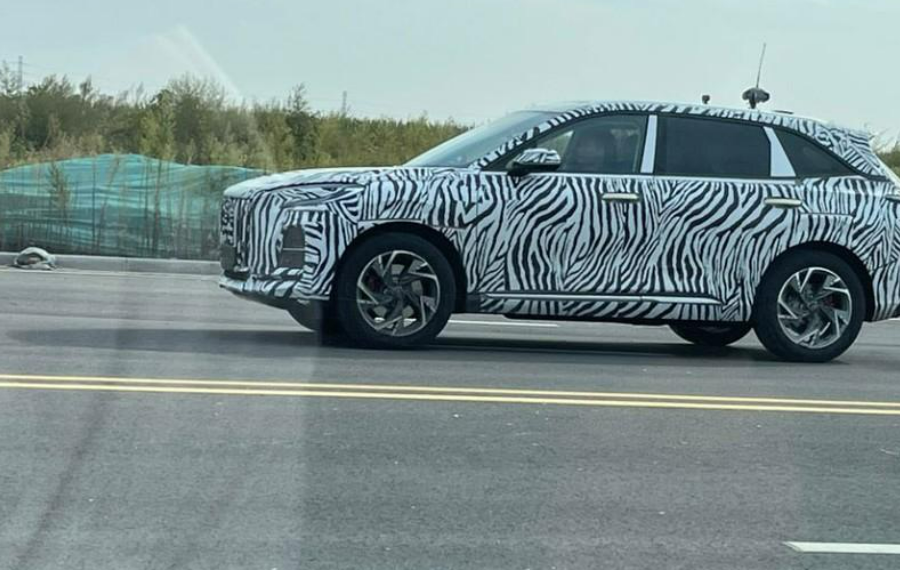 对标宋PLUS DM-i，家族首款燃油紧凑型SUV，全新红旗HS3谍照曝光 - 知乎