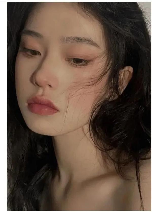 今年最流行的 纯欲风”妆容,学会这样化妆,清纯又性感! 知乎