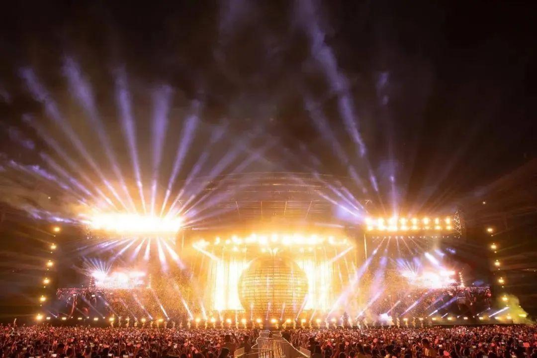 联诚发1300㎡透明屏和190000根荧光棒“点燃”周杰伦呼和浩特演唱会！ - 知乎