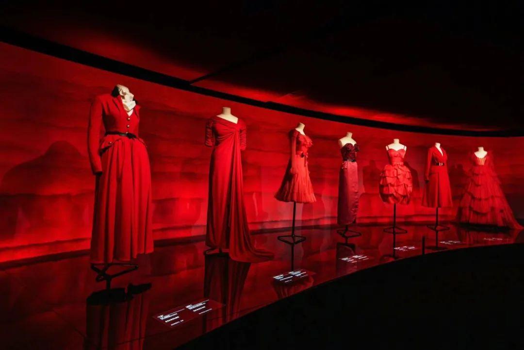 【DIOR IN RED】上海展，这次“迪奥红”真的开挂啦！ - 知乎
