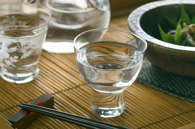 喝白酒时,这2款酒虽然 拿不出手”,但都是适合自饮的纯粮酒 知乎