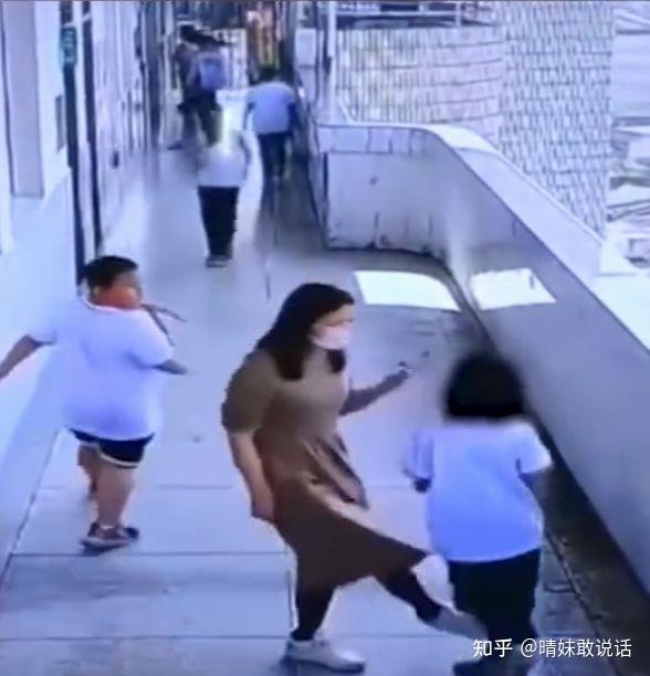 福建泉州女教师脚踢薅拽女学生 是职业道德的沦丧 还是人性的扭曲? 知乎