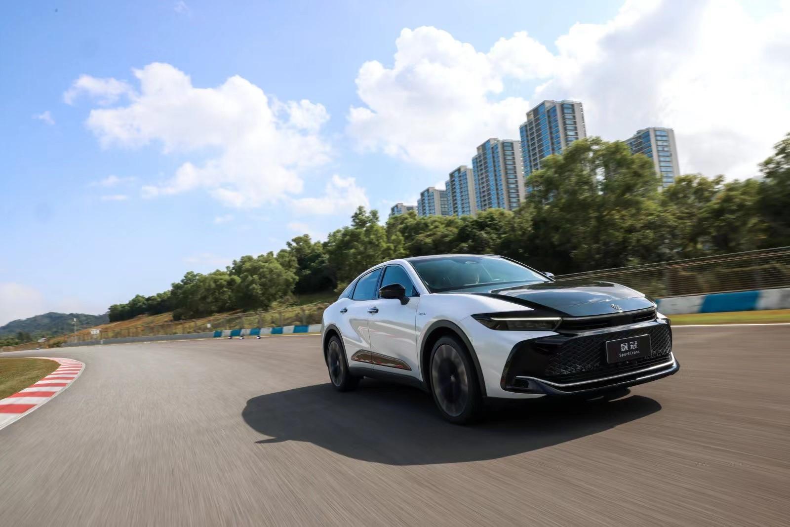 情怀的新生！皇冠SportCross赛道试驾汇报 - 知乎