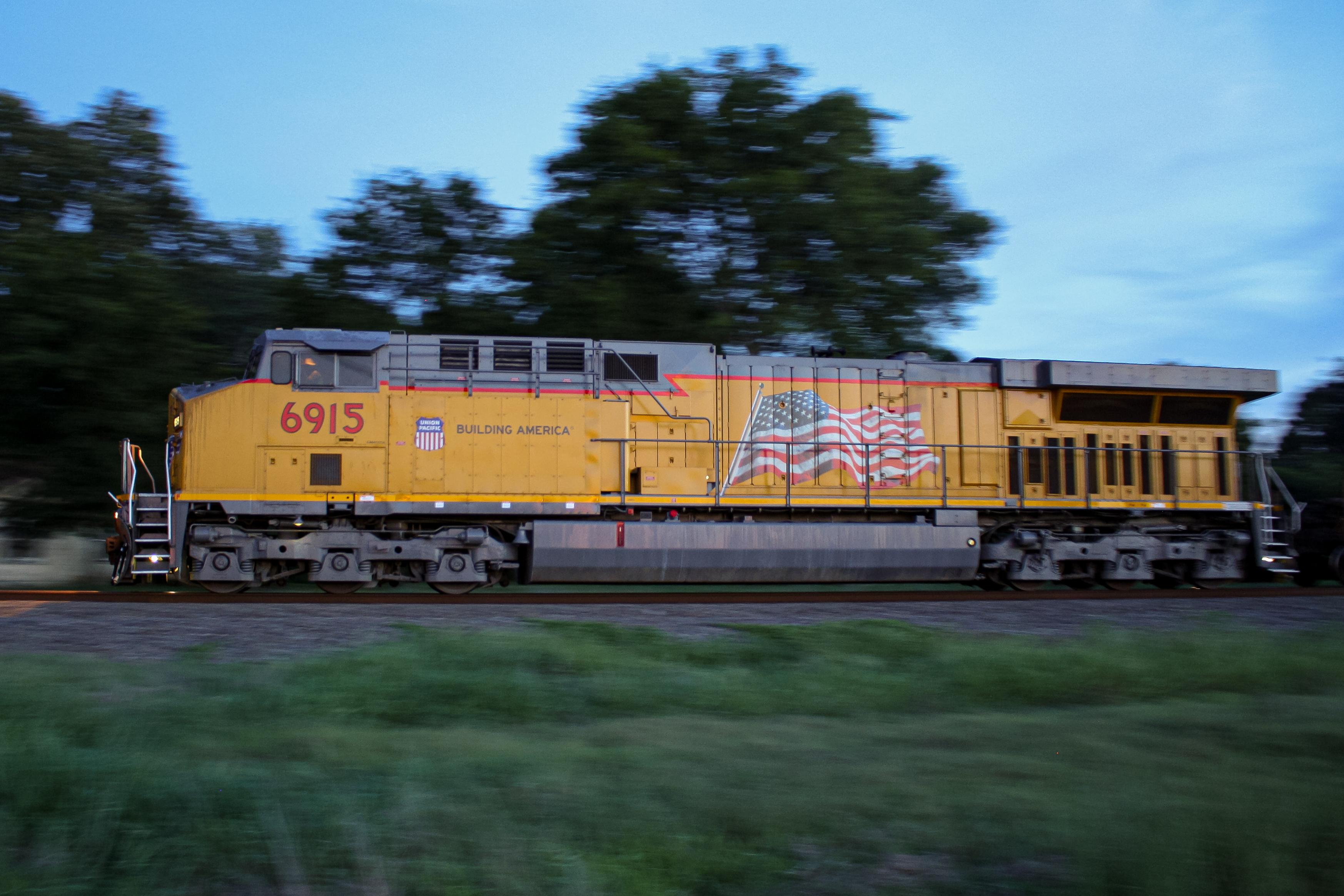 【科普】因为柴油机，不得不从6000马力黯然降到4400马力——美国联合太平洋铁路AC4460CW型内燃机车 - 知乎