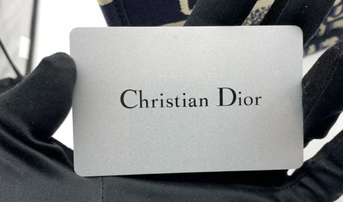Dior最新身份卡藏着哪些信息？点开就知道！ - 知乎