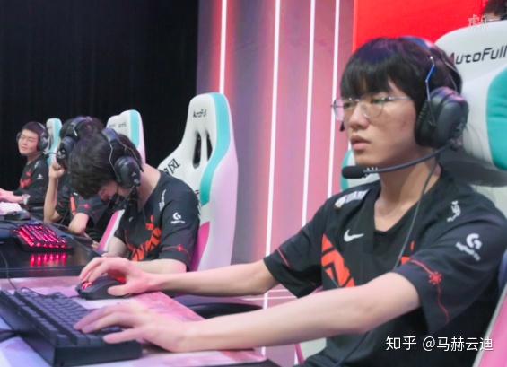LPL职业选手外设大盘点，shy哥百元鼠标照样Carry，Doinb外设最贵！UZI被称神的装备 - 知乎