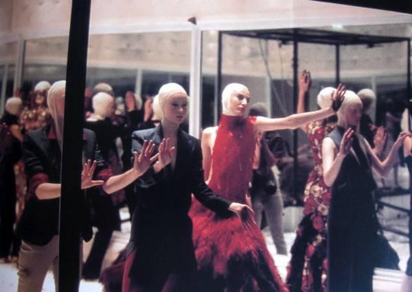 楚门的世界 | Alexander McQueen SS 2001 ‘Voss’ - 知乎